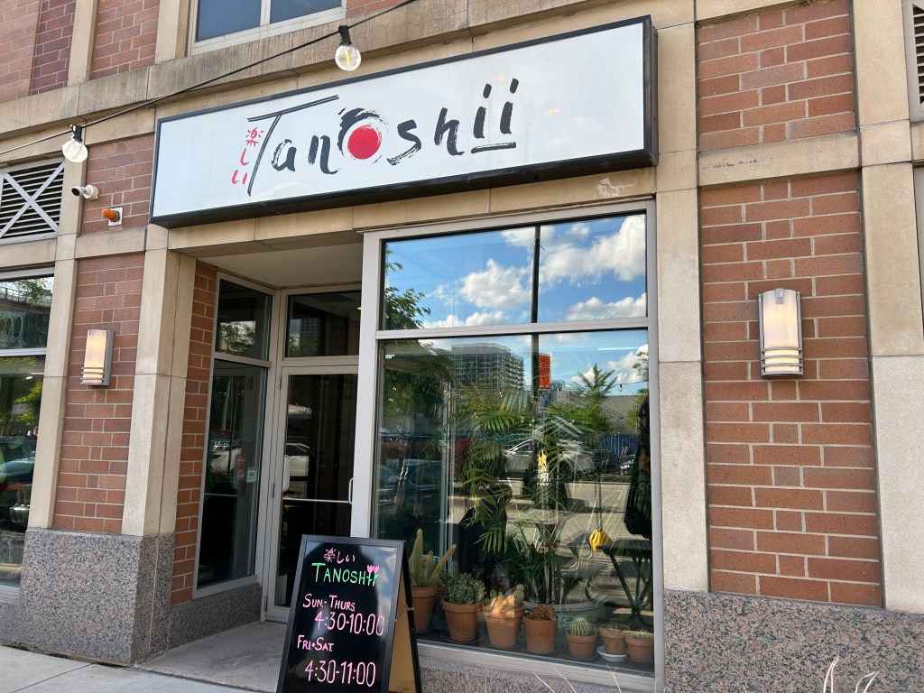 Tanoshii West Loop - Sushii restaurant offering creative Japanese fare